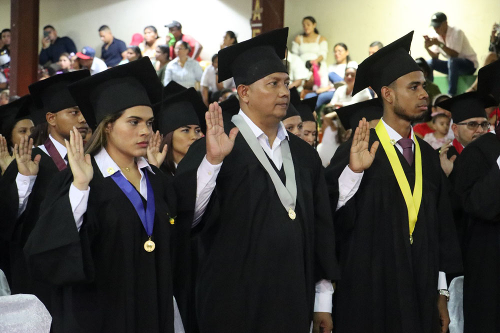 Universidad Autónoma de Chiriquí | Se gradúan 134 nuevos profesionales ...